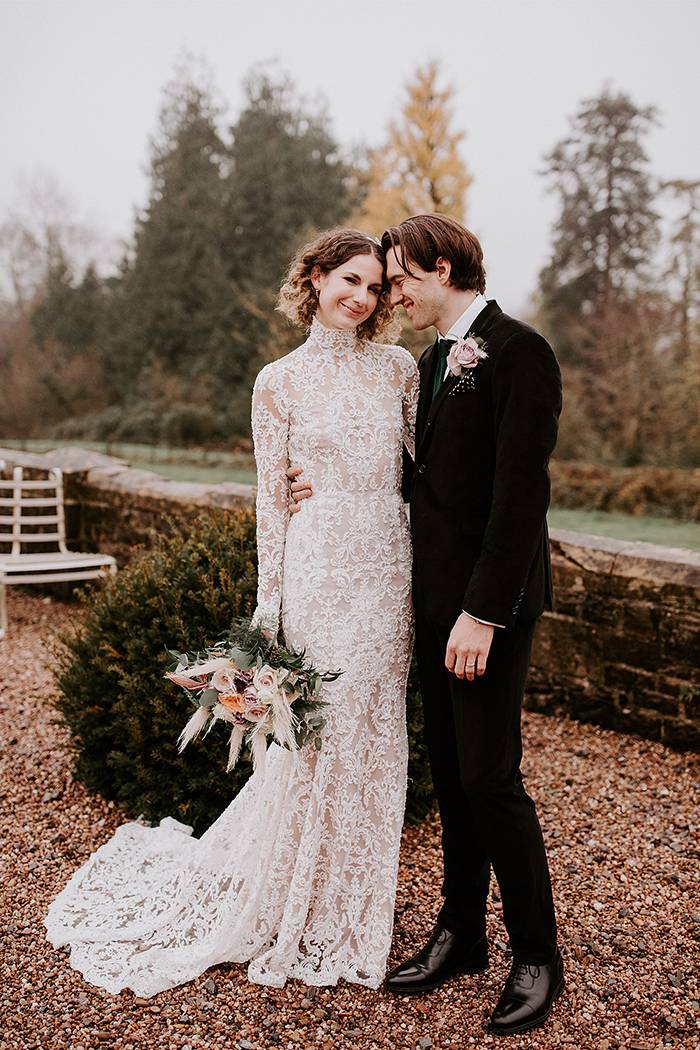 Um vestido de noiva de manga comprida e renda: Tanya + Jake